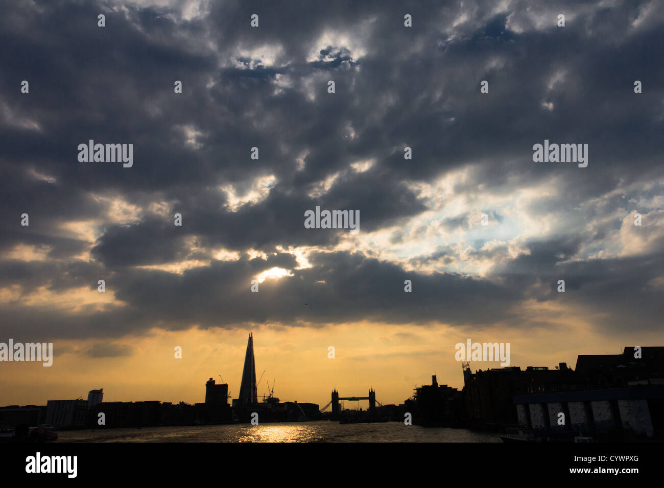 Sunset of the thames hi-res stock photography and images - Alamy