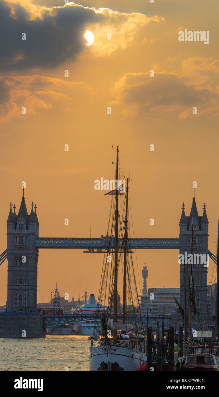 Bridge color hi-res stock photography and images - Alamy