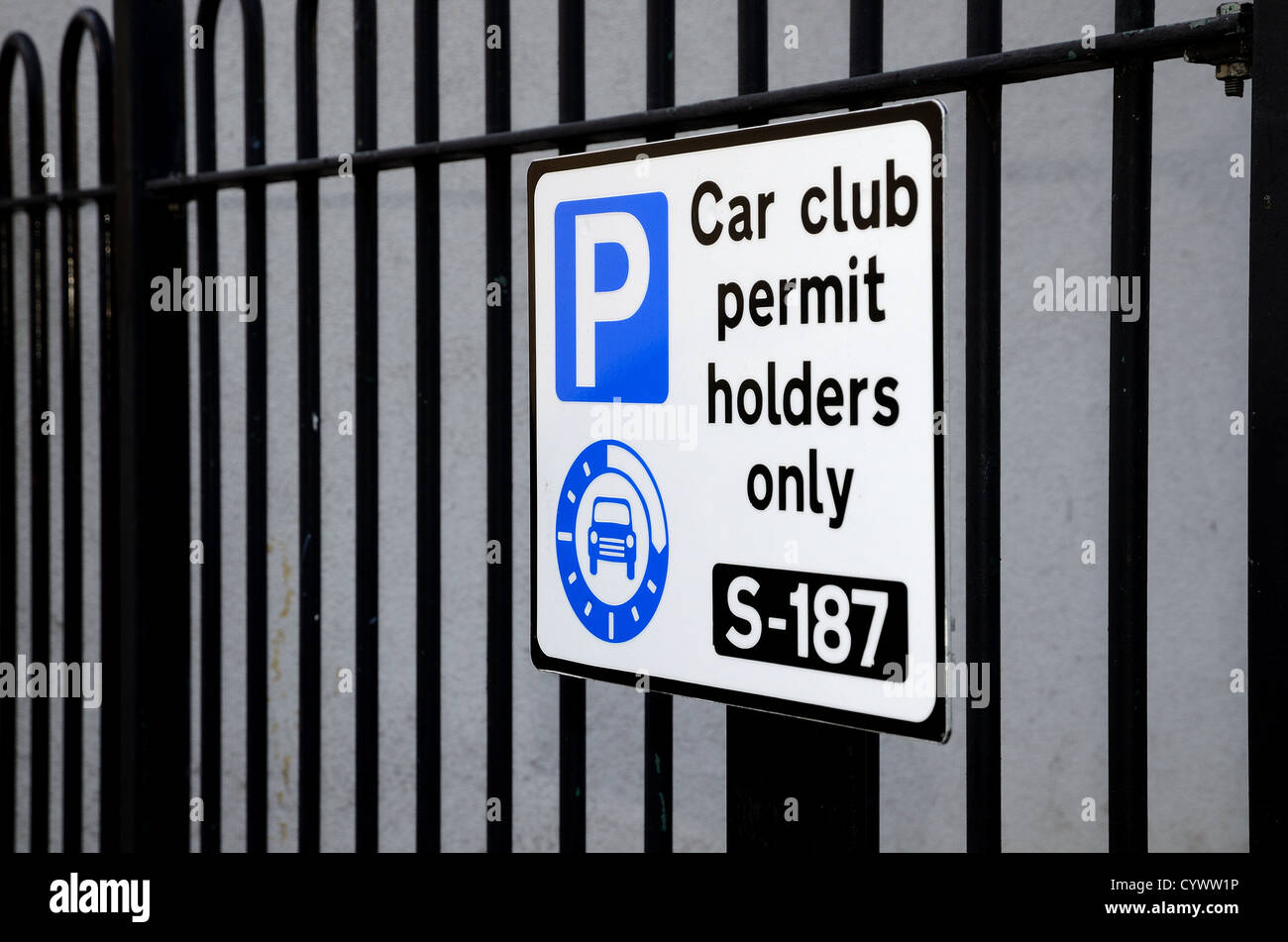 London parking permit sign hi-res stock photography and images - Alamy