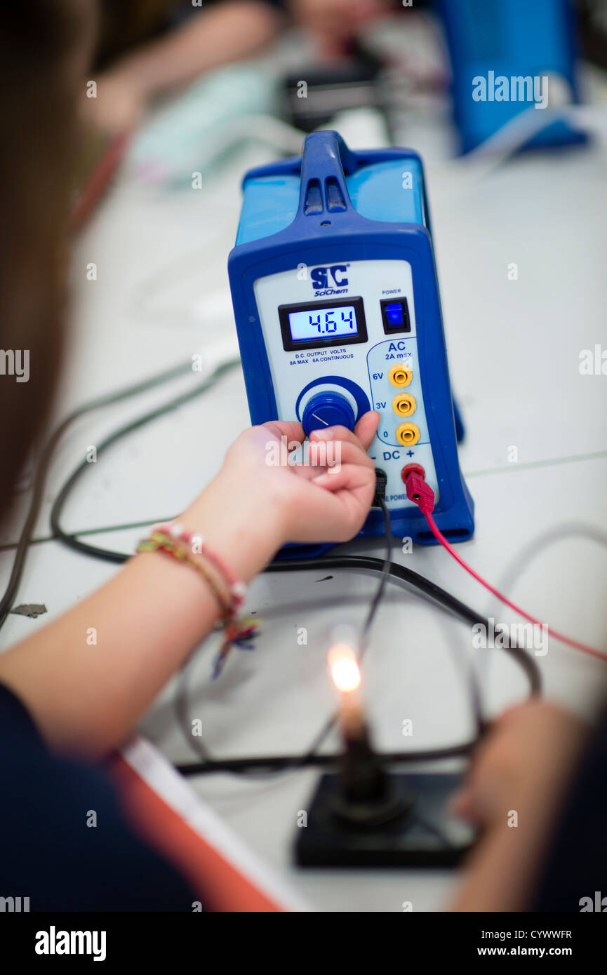 Physics class hi-res stock photography and images - Alamy