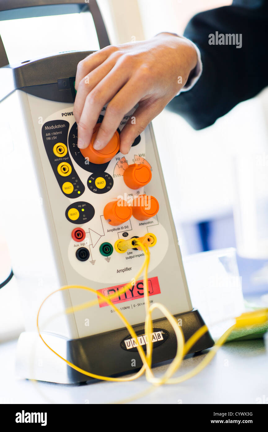 Uk school physics class hi-res stock photography and images - Alamy