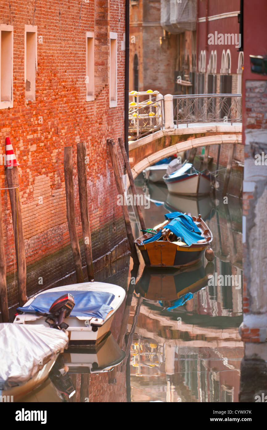 Venice stone bridge over canal hi-res stock photography and images - Alamy