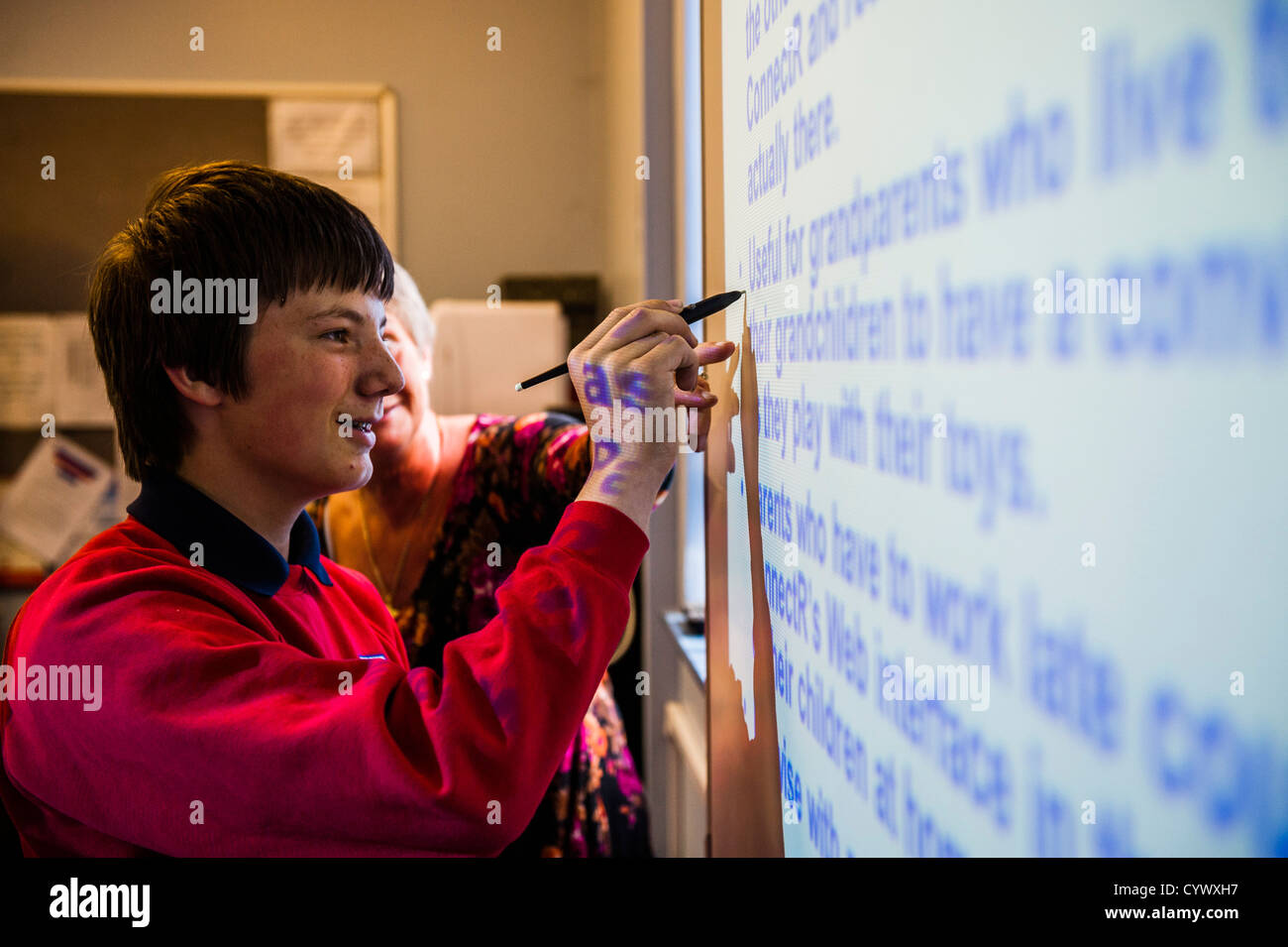Child using whiteboard hi-res stock photography and images - Alamy