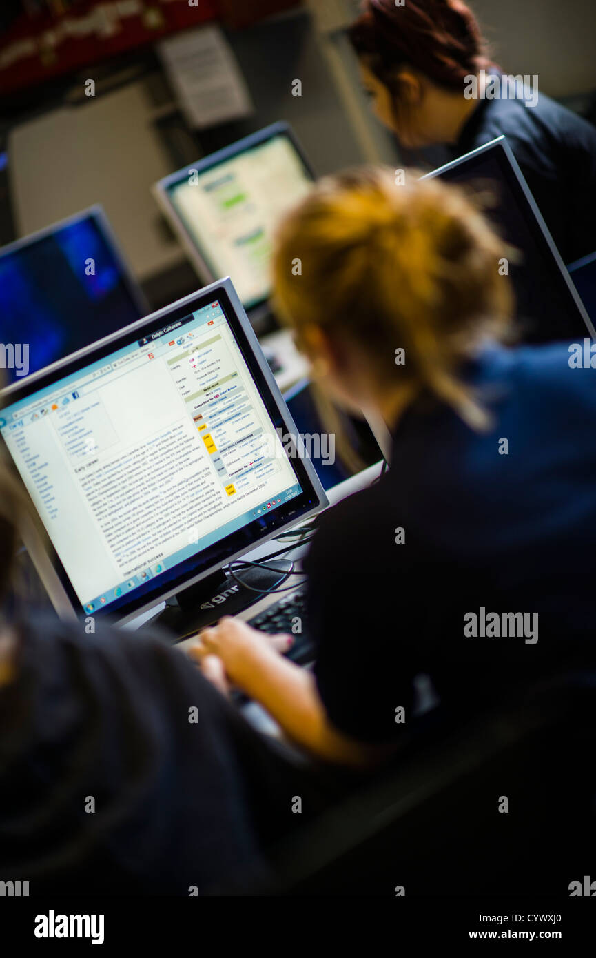 School classroom computers uk hi-res stock photography and images - Alamy