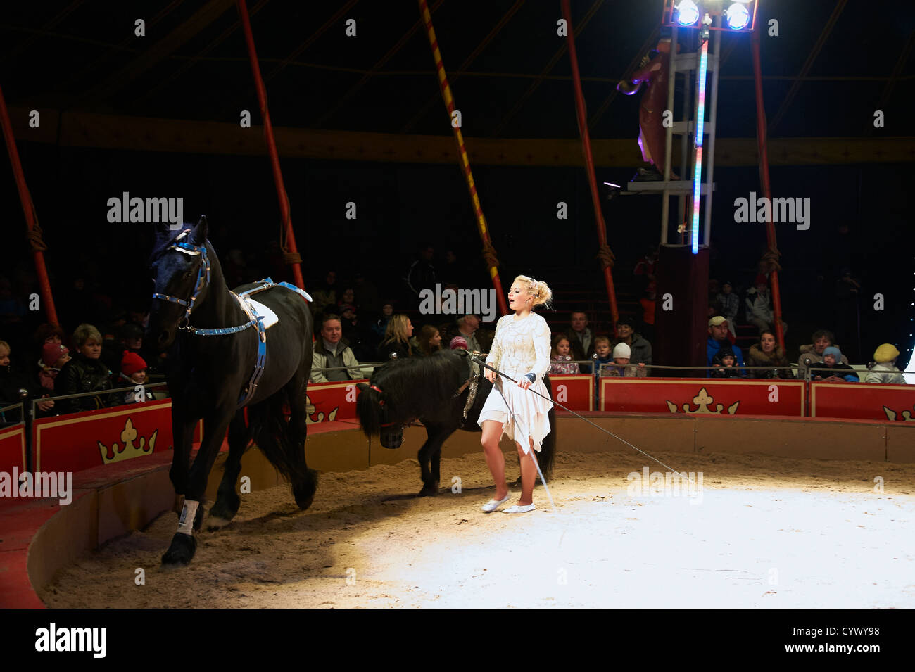 Circus acts hi-res stock photography and images - Alamy