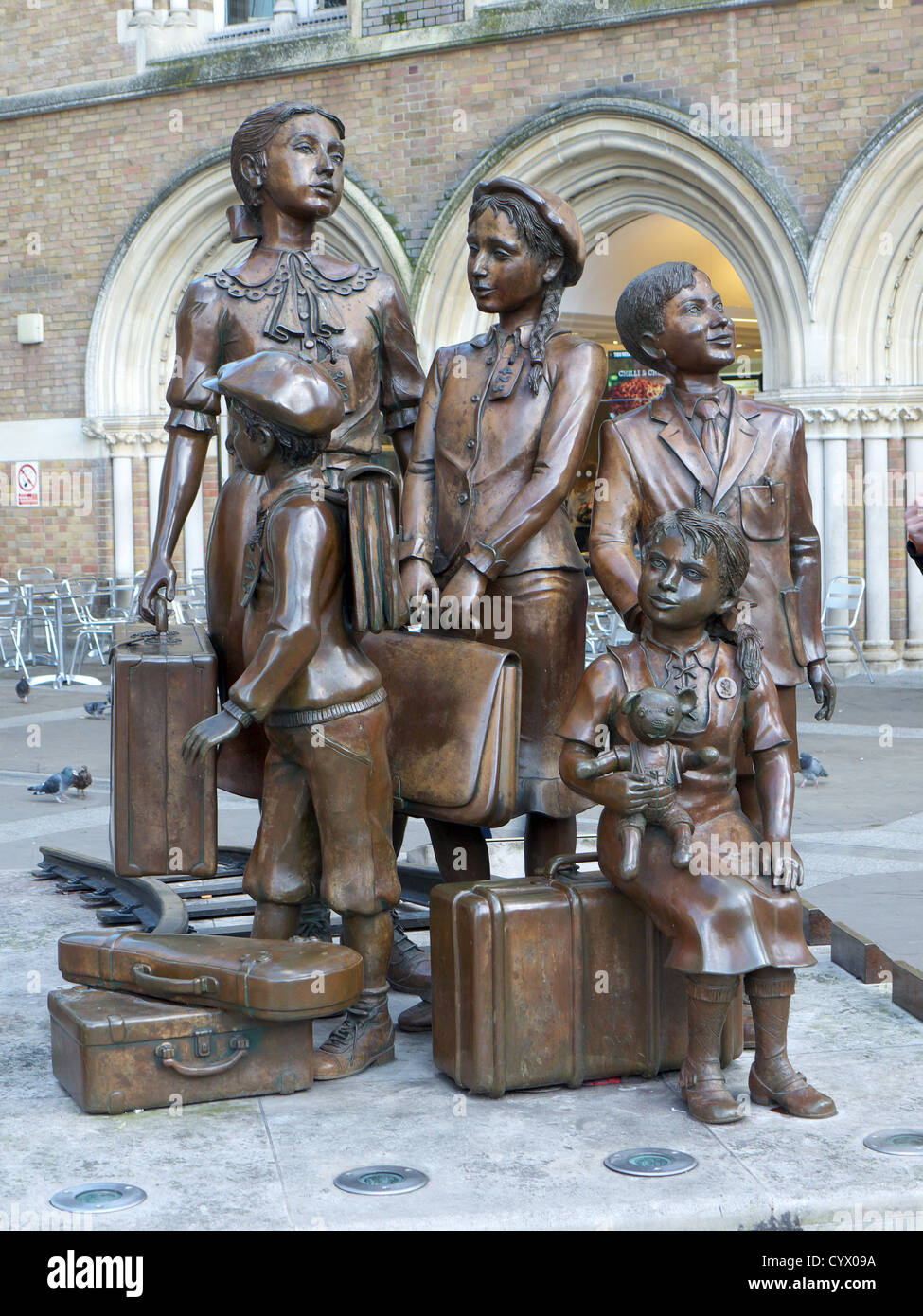 Kindertransport statue hi-res stock photography and images - Alamy