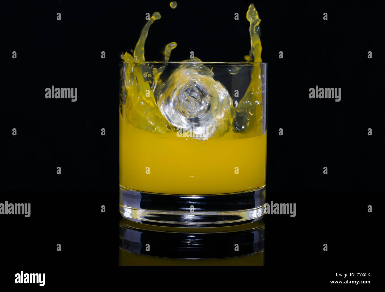 Ice cube splashes hi-res stock photography and images - Alamy