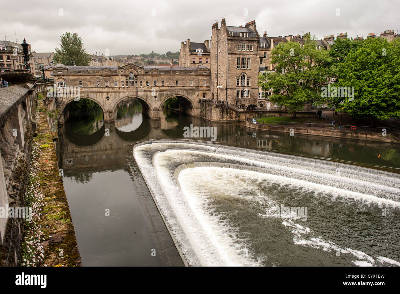 Pulteney bridge shops bath hi-res stock photography and images - Alamy