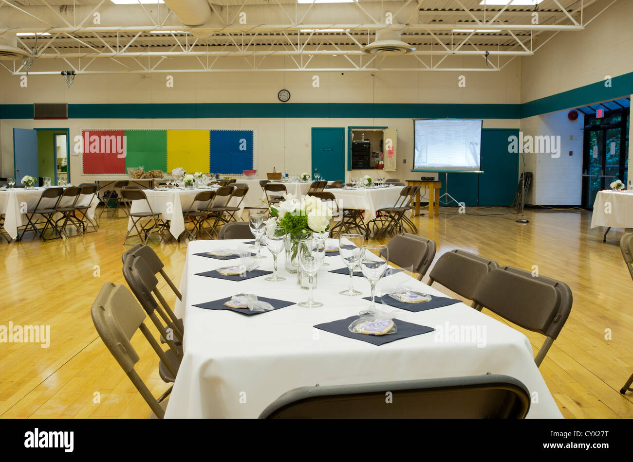 Community tables hi-res stock photography and images - Alamy