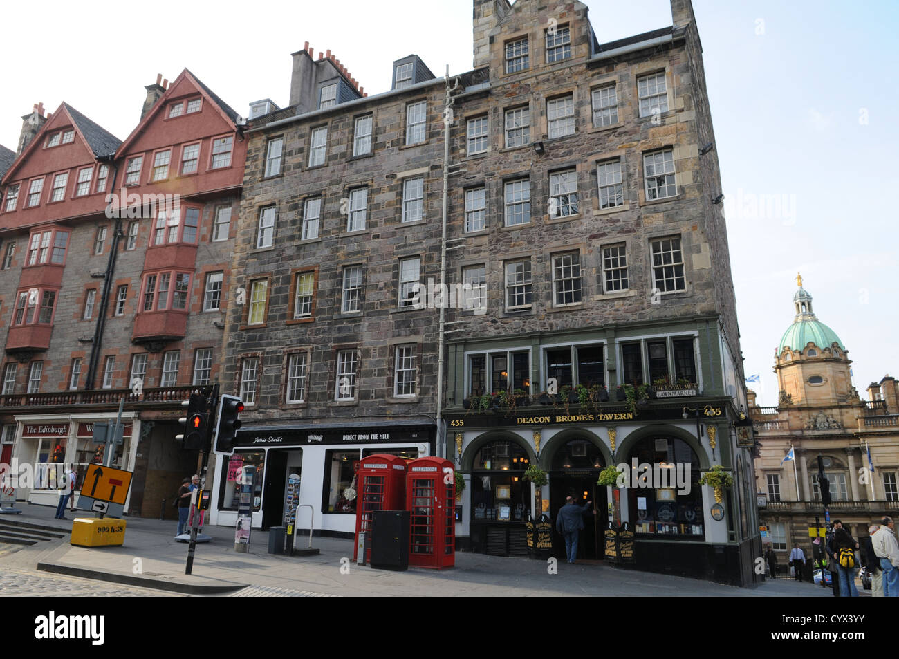 Edinburgh tourists shopping hi-res stock photography and images - Alamy