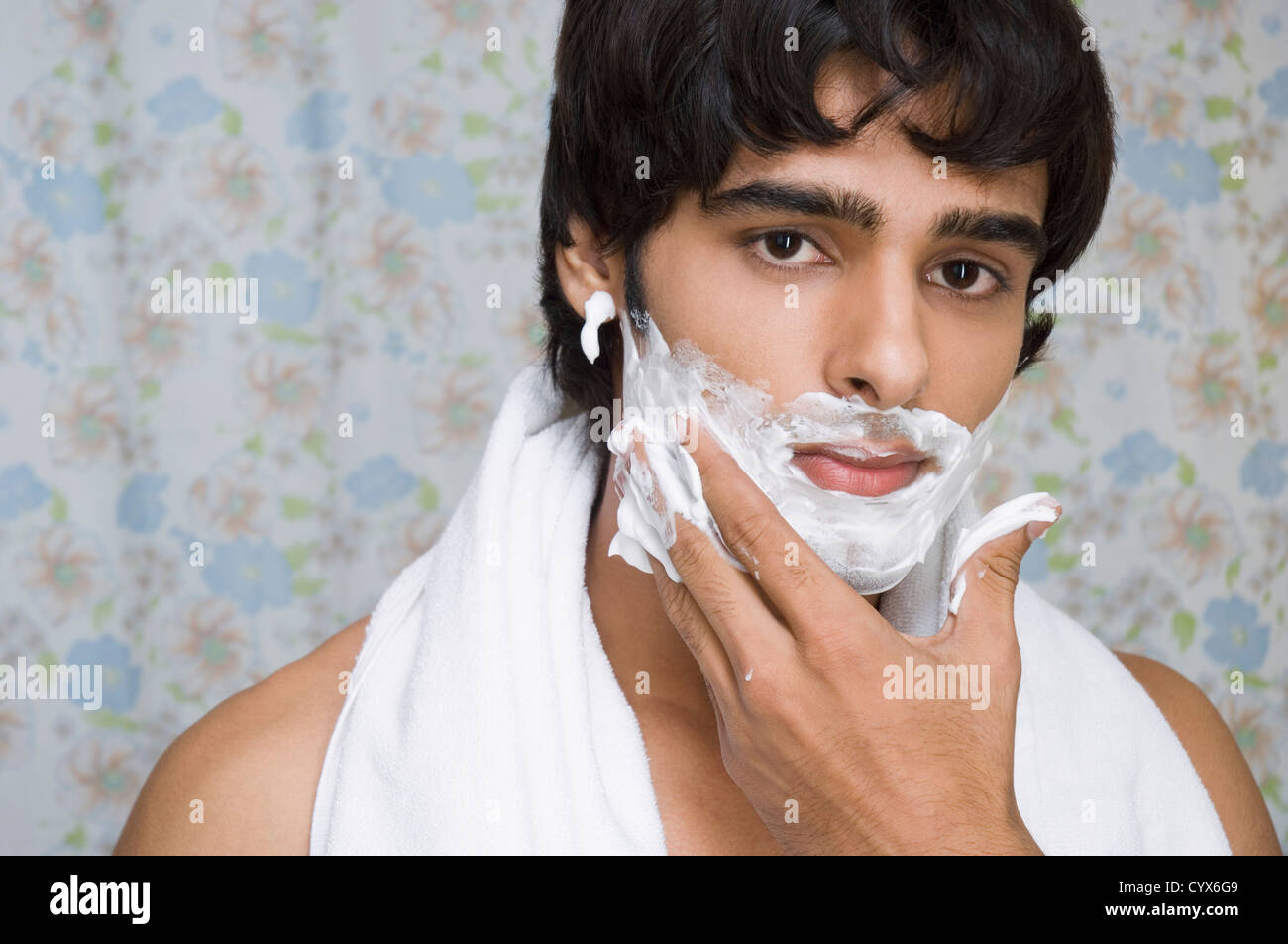 Man applying shaving cream on his face Stock Photo - Alamy