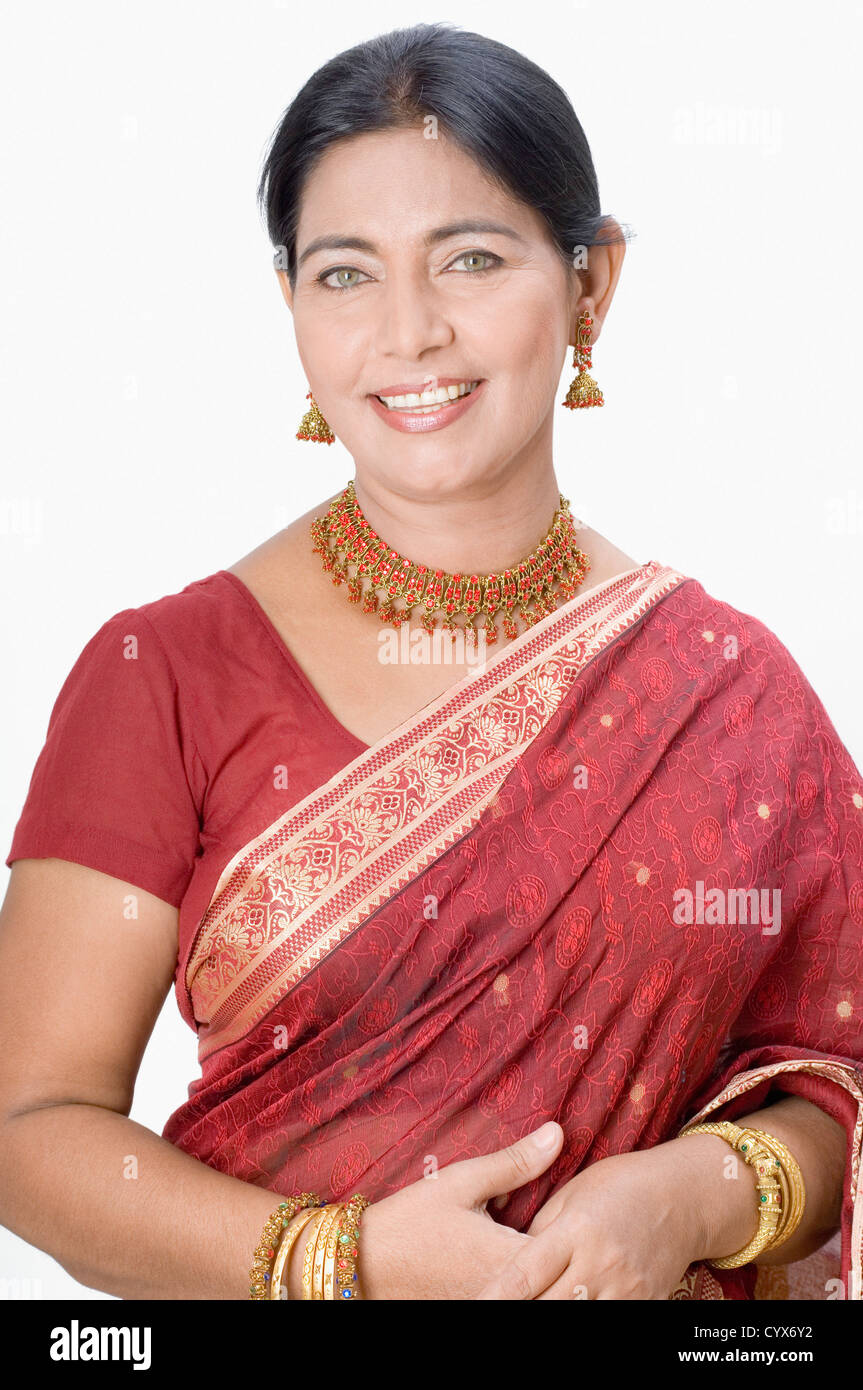 Portrait of a woman wearing a sari Stock Photo - Alamy