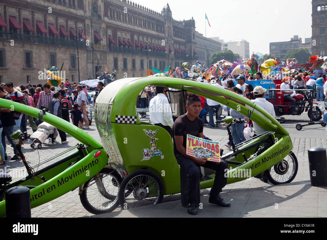 Rickshaws in public square hi-res stock photography and images - Alamy