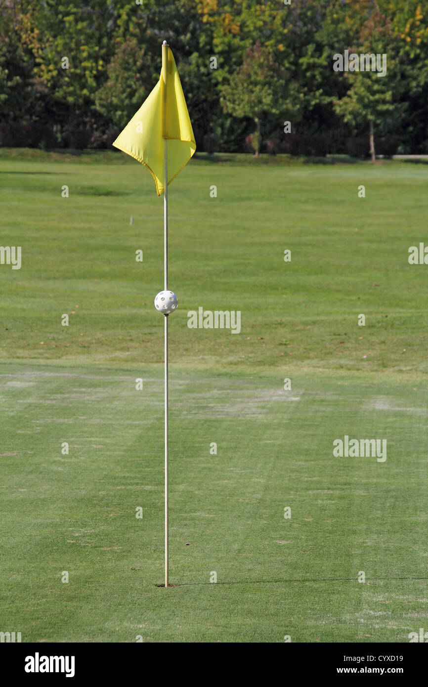 Golf hole flag hi-res stock photography and images - Alamy