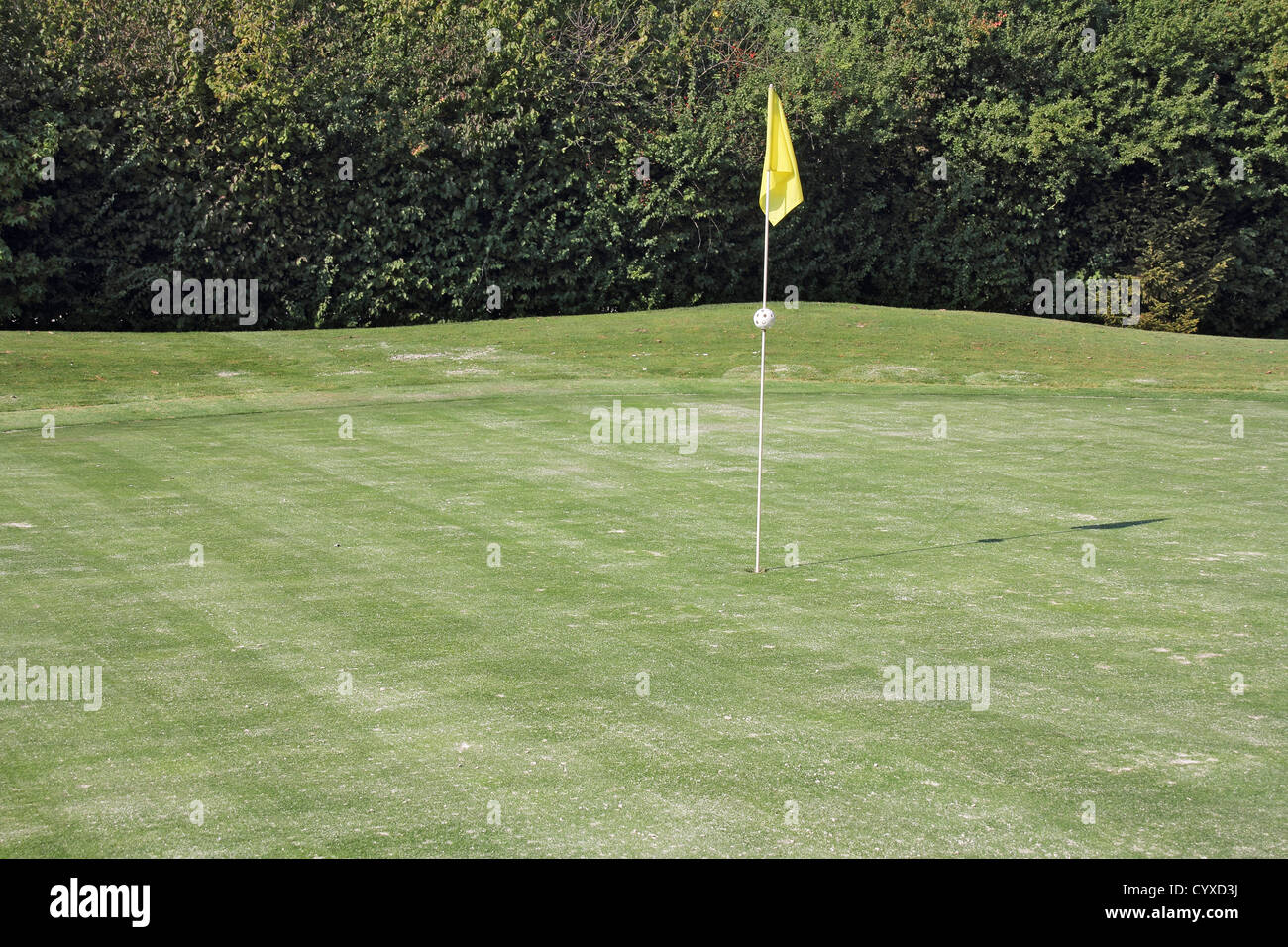 Golf hole flag hi-res stock photography and images - Alamy