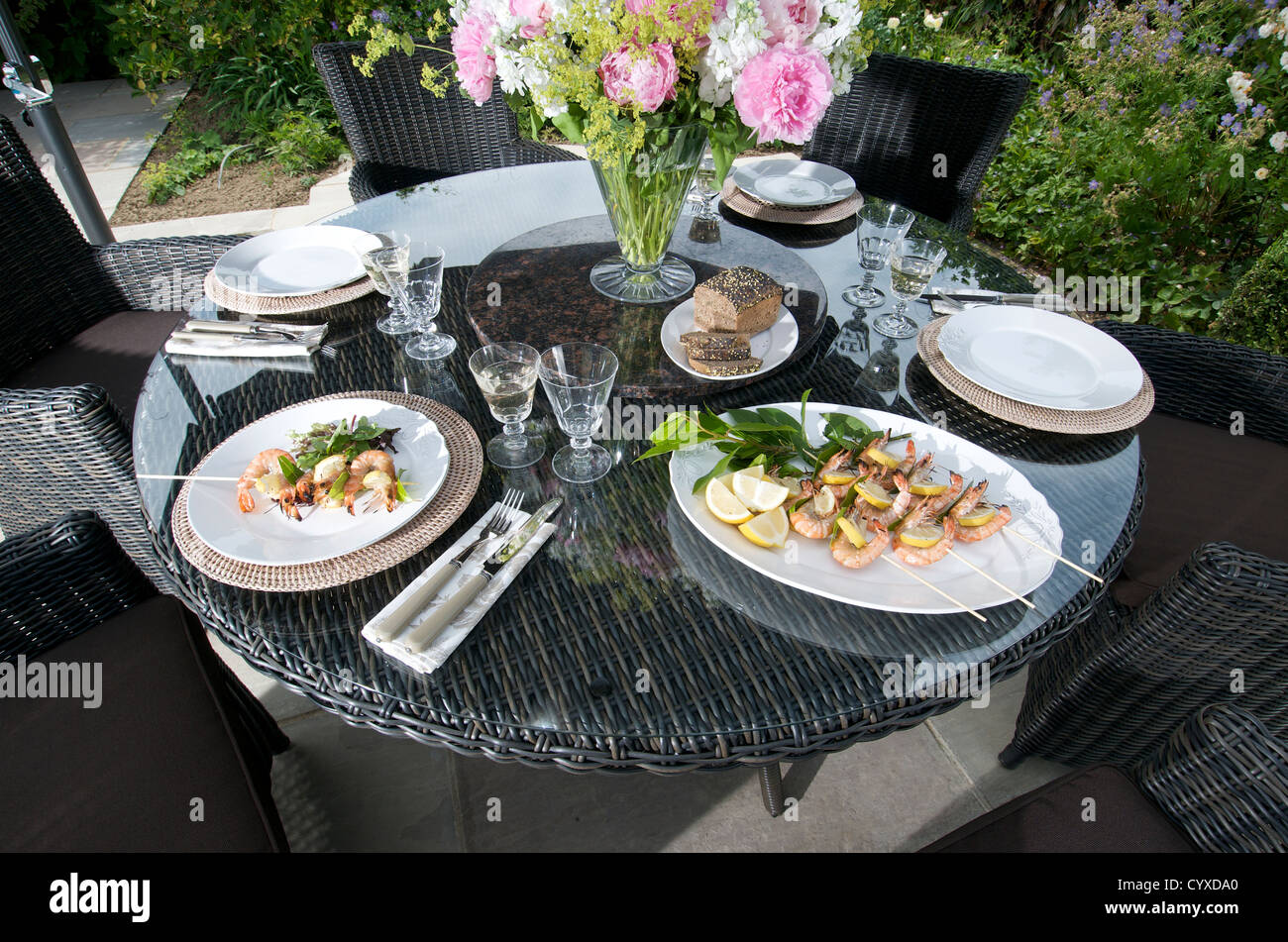 Table laid for outdoor lunch Stock Photo - Alamy