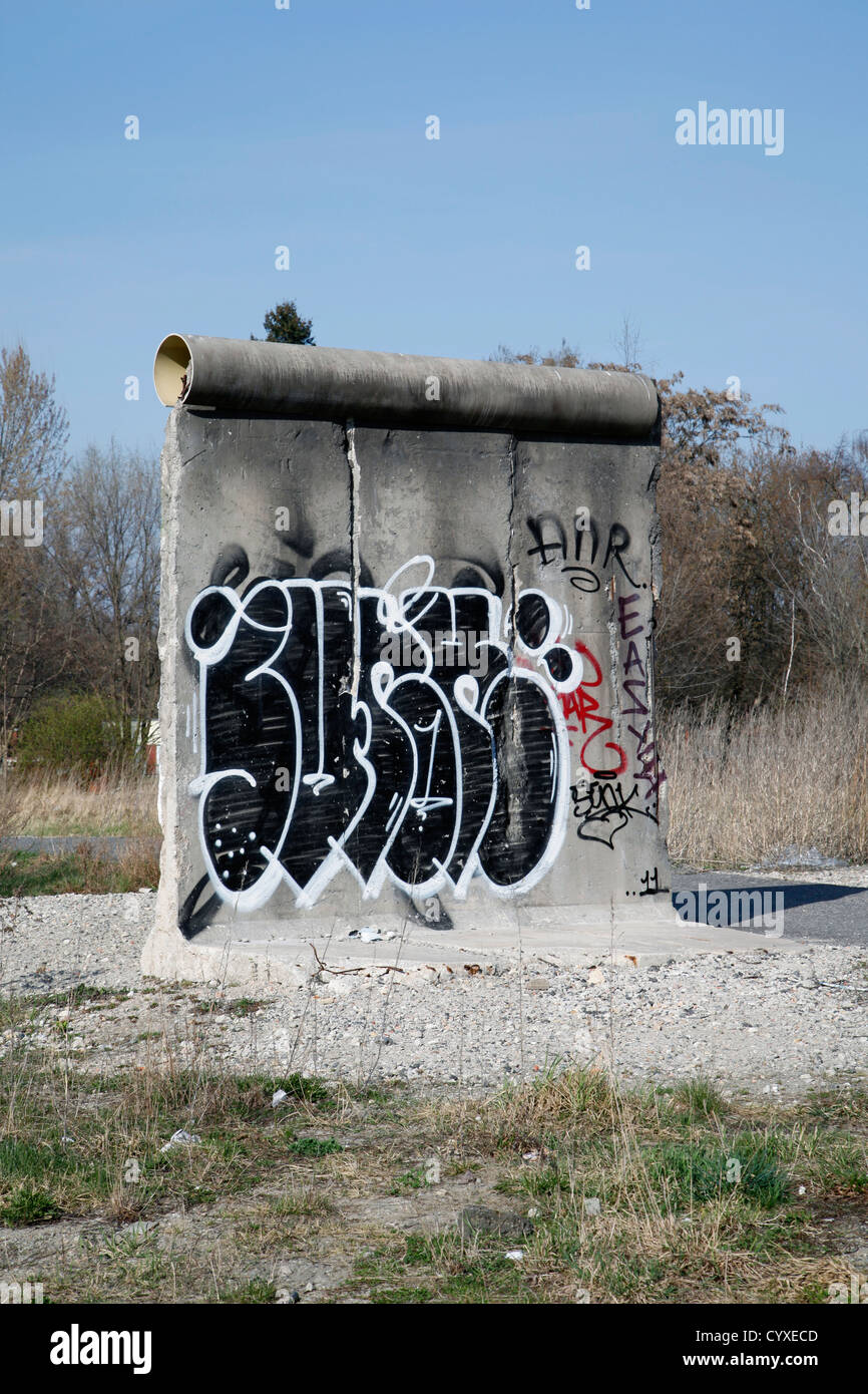 Graffiti on piece of berlin wall hi-res stock photography and images ...