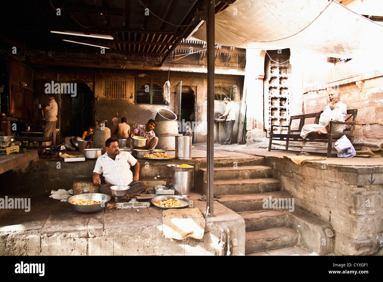 India, Jodhpur, People in outdoor kitchen of restaurant Stock Photo - Alamy