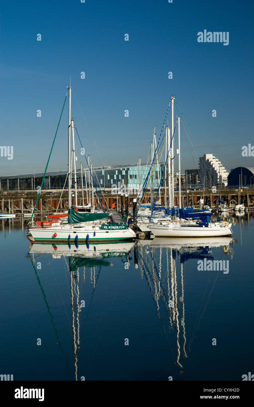 Cardiff bay wales water hi-res stock photography and images - Alamy
