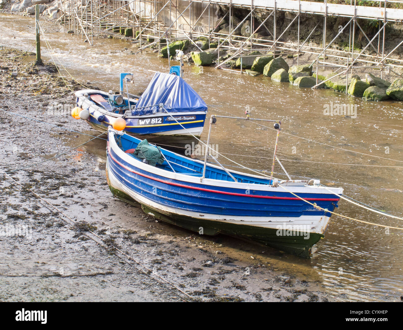 tide out and fishing boats at Staithes - North Yorkshire Stock Photo ...