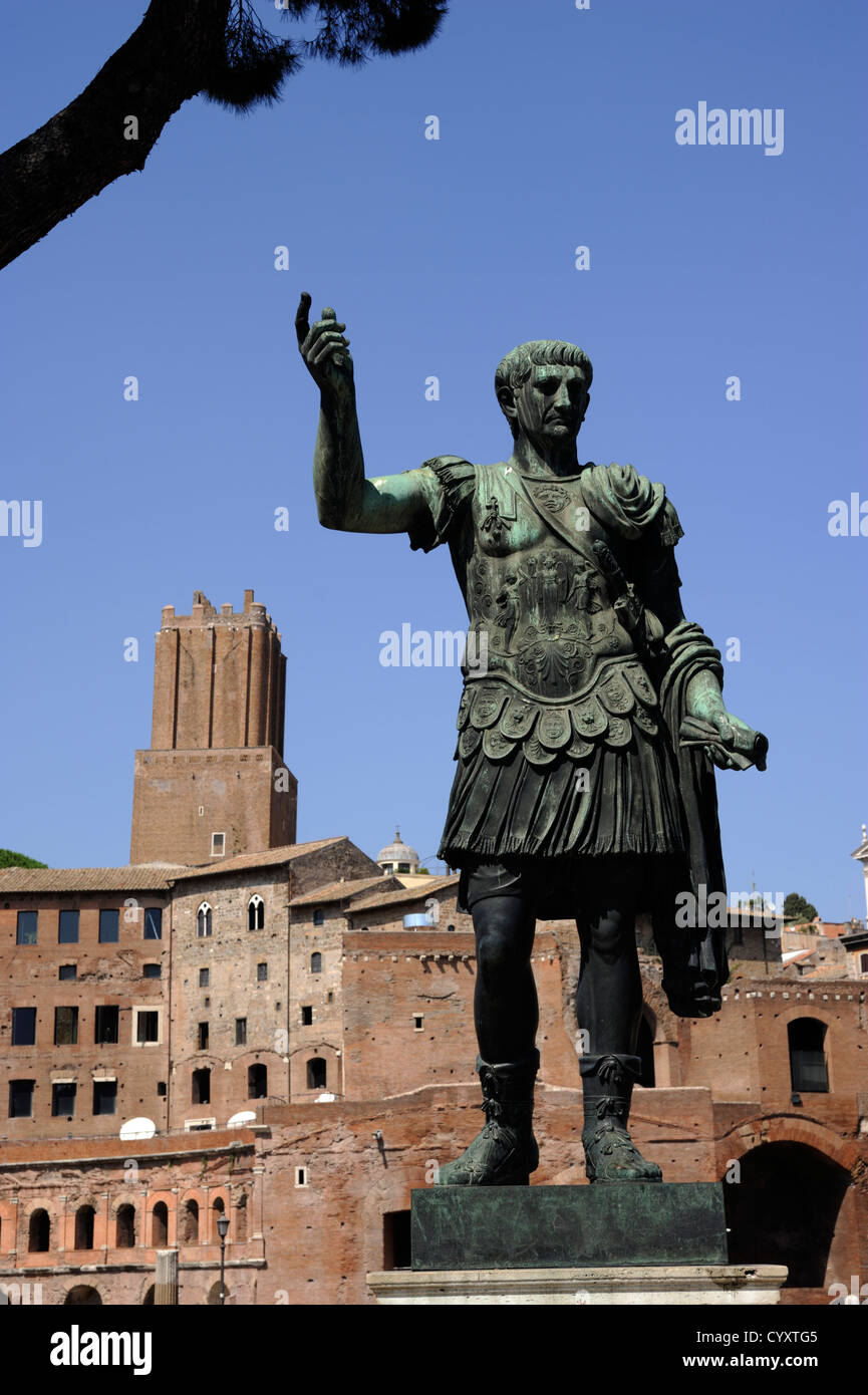 Statue of emperor trajan hi-res stock photography and images - Alamy