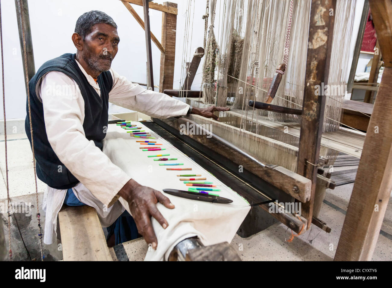 Man weaving loom hi-res stock photography and images - Alamy