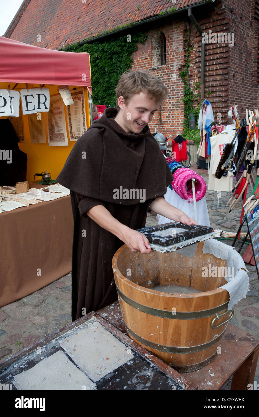 Medieval paper making hi-res stock photography and images - Alamy
