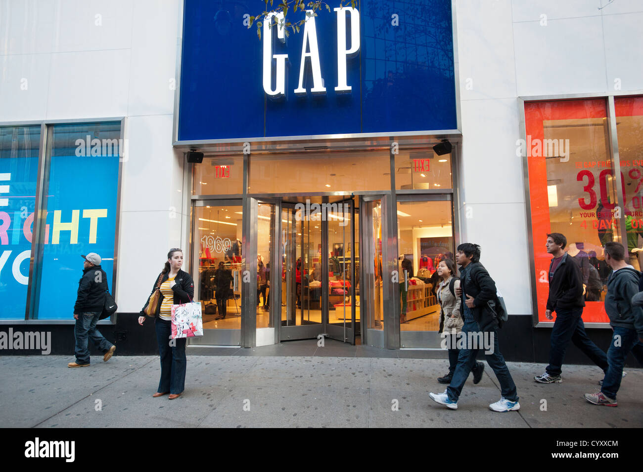 Shoppers outside the Gap store in the Herald Square shopping district in New York Stock Photo ...