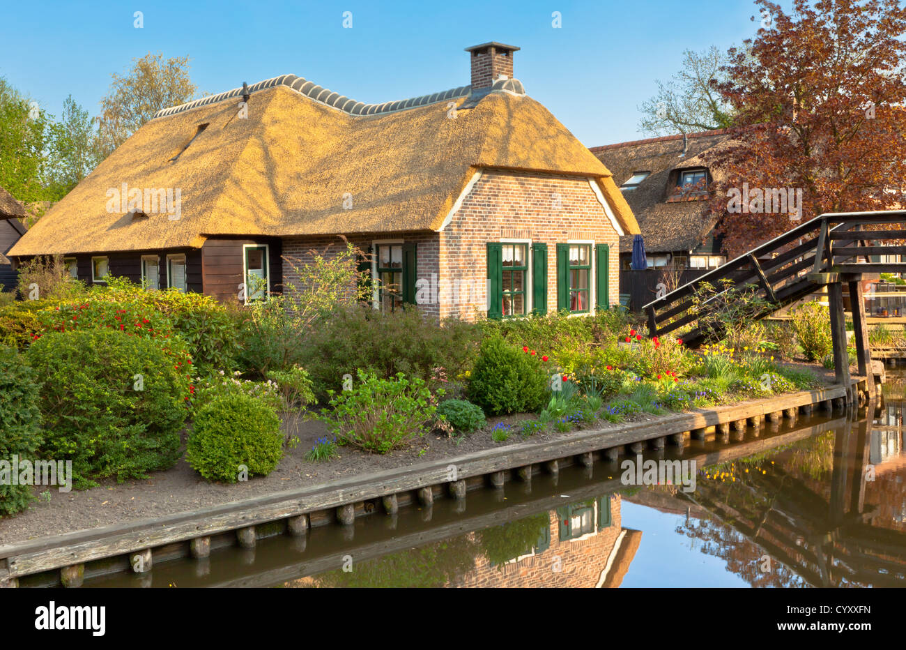 Beautiful traditional Dutch house with a thatched roof and garden Stock ...