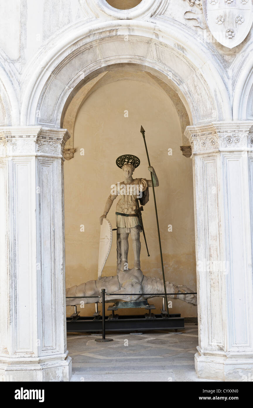 St Theodore statue, Doge's Palace, Venice, Italy Stock Photo - Alamy