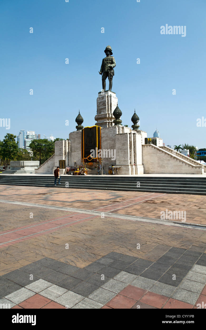 Statue of King Rama VI in Bangkok, Thailand Stock Photo - Alamy