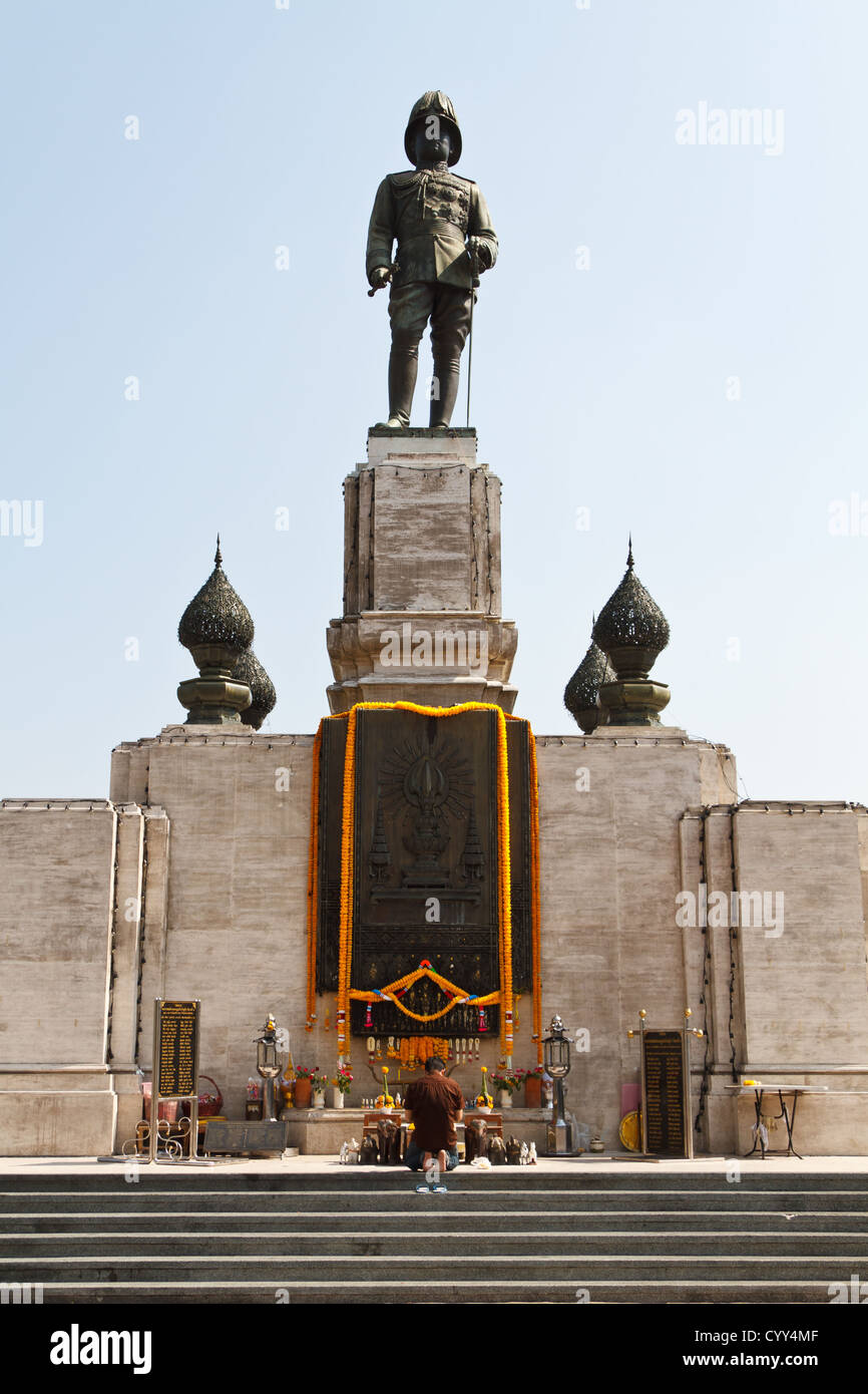 Statue of King Rama VI in Bangkok, Thailand Stock Photo - Alamy