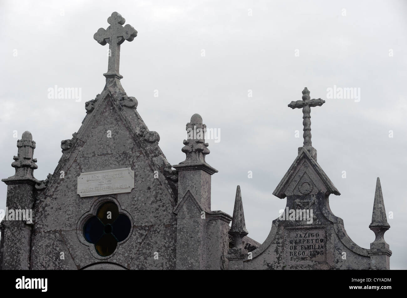 Graves cross hi-res stock photography and images - Alamy