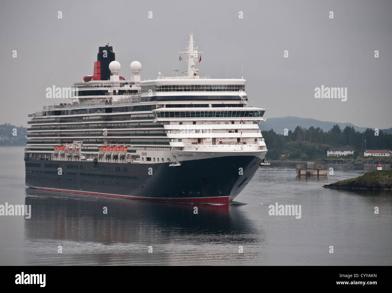 Queen elizabeth cruise ship hi-res stock photography and images - Alamy