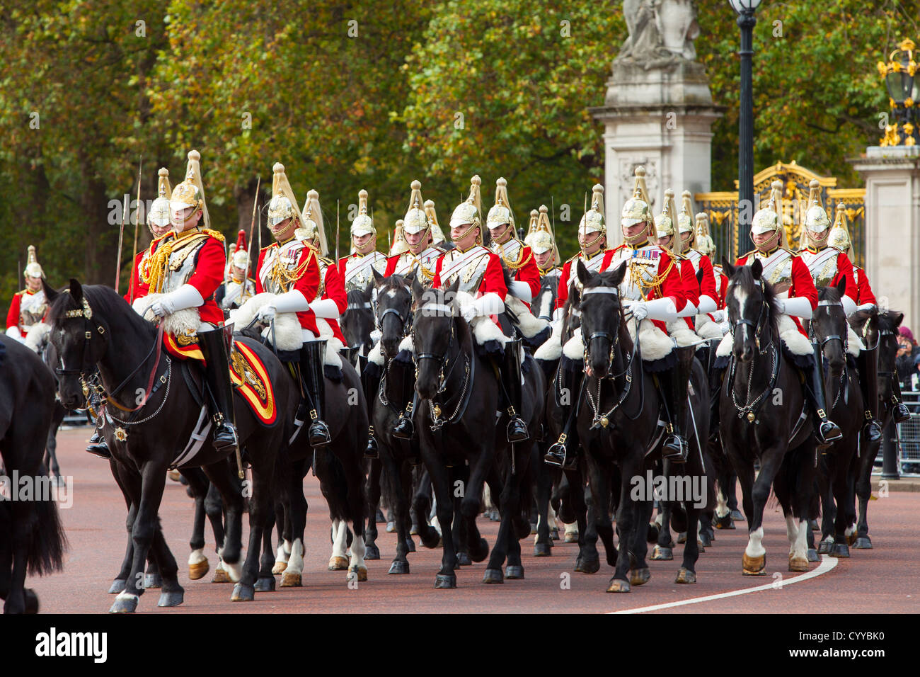 Members of the Household Cavalry - the Life Guards at Buckingham Palace ...