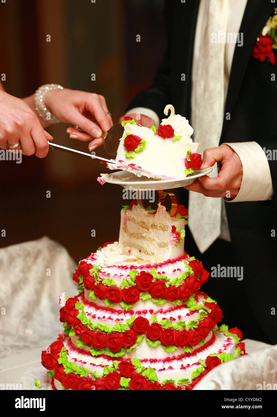 new married couple cutting beautiful Wedding Cake Stock Photo - Alamy