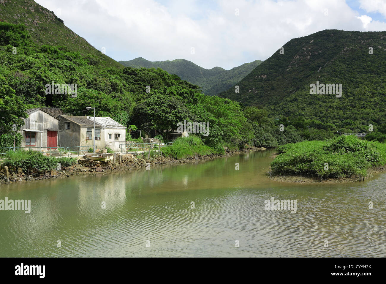 house beside lake Stock Photo - Alamy
