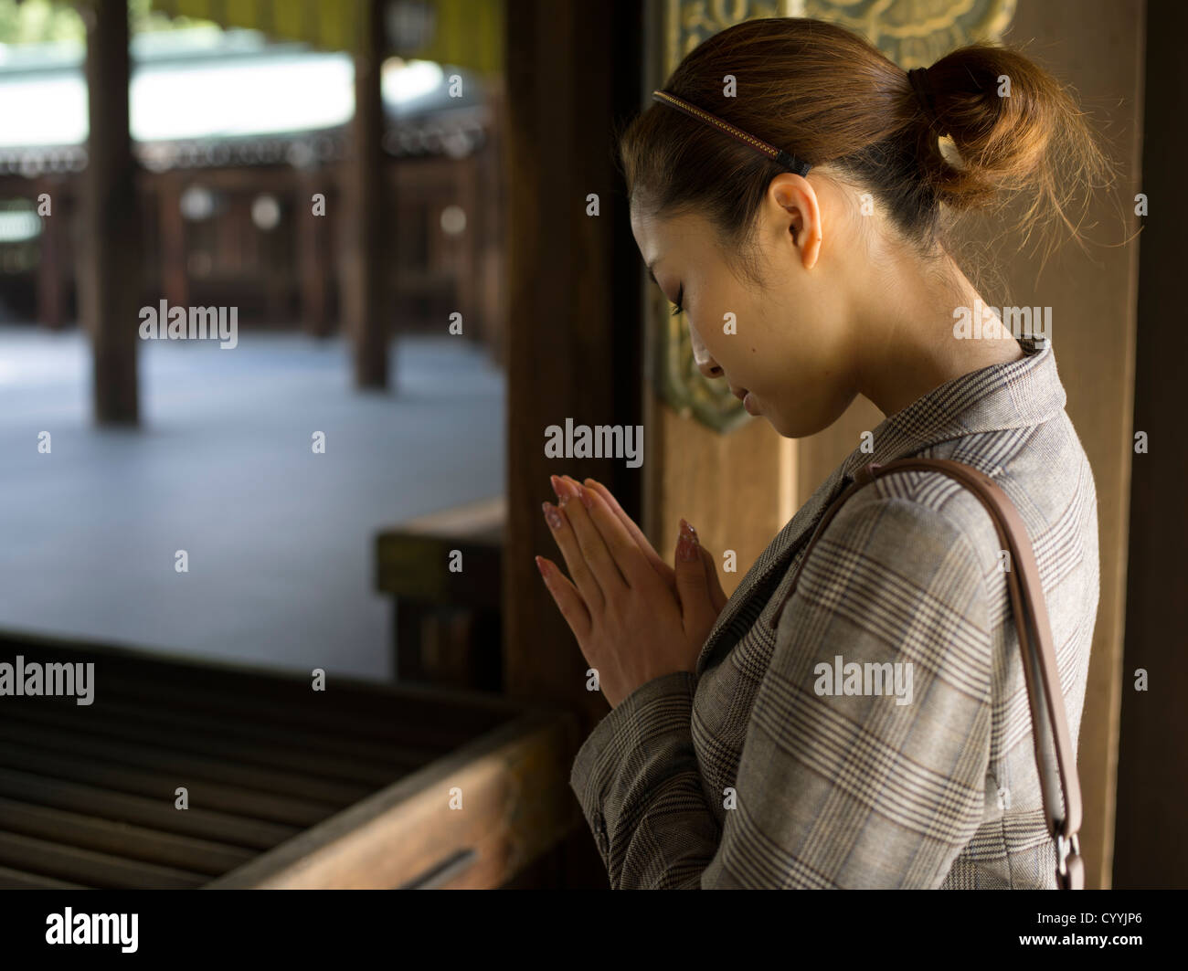 Beautiful young Japanese woman visiting Meiji Jingu Shrine, Tokyo ...