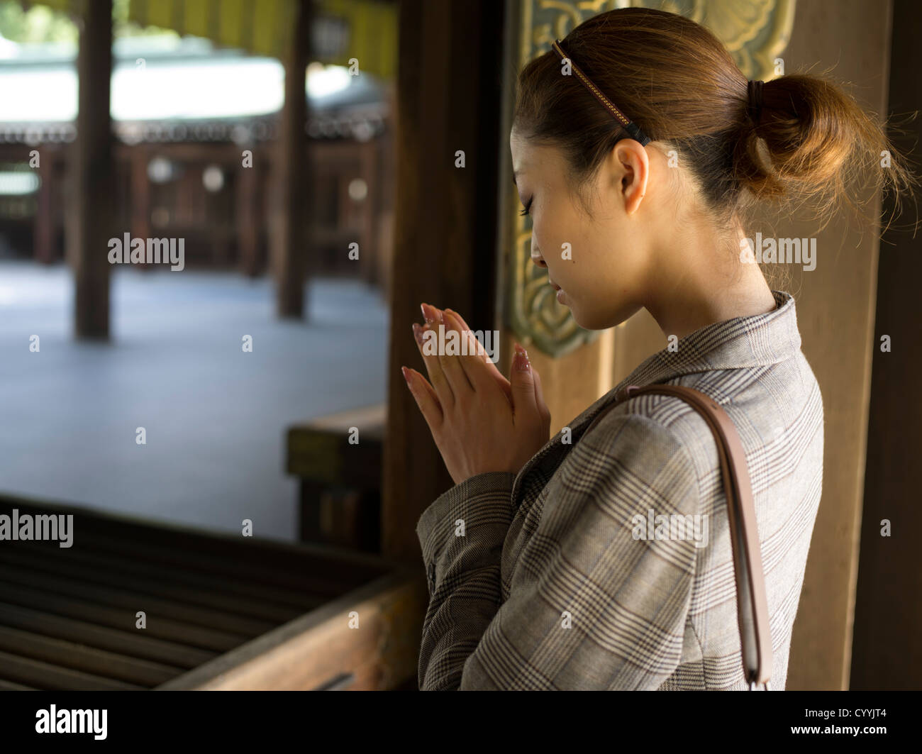 Beautiful young Japanese woman visiting Meiji Jingu Shrine, Tokyo ...