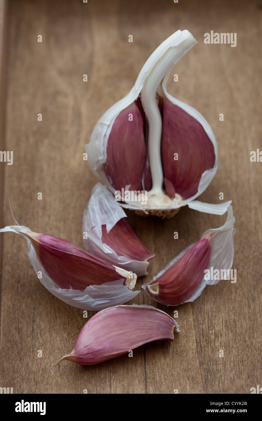 Wooden box of garlic cloves hi-res stock photography and images - Alamy