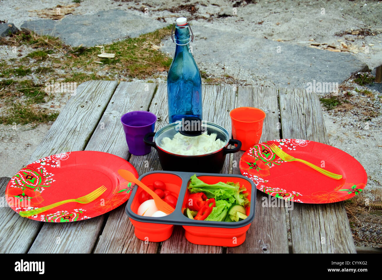 A picnic table with paper plates and salad Stock Photo - Alamy