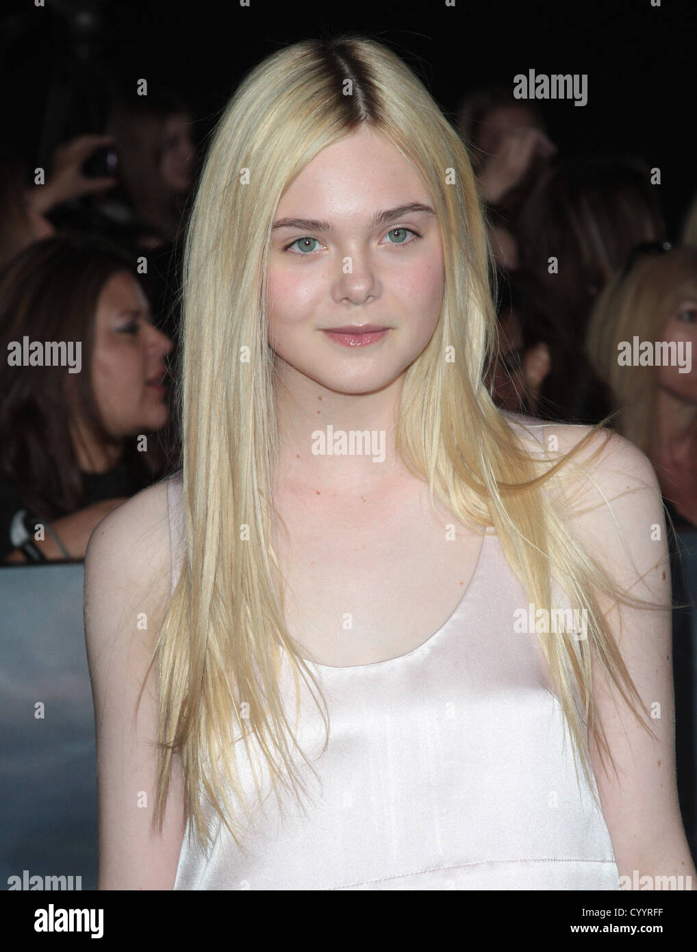 ELLE FANNING THE WORLD PREMIERE OF THE TWILIGHT SAGA: BREAKING DAWN ...