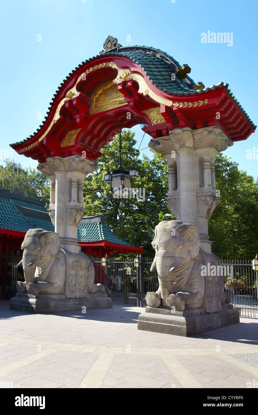 Zoo entrance gate hi-res stock photography and images - Alamy