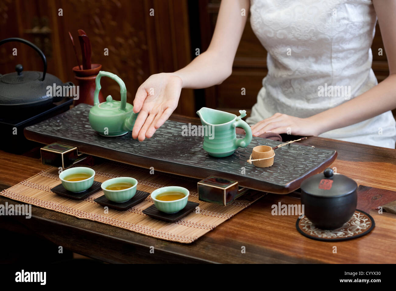 Young woman performing Chinese tea ceremony Stock Photo - Alamy