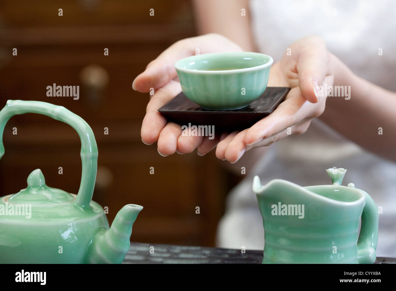 Young woman serving Chinese tea Stock Photo - Alamy