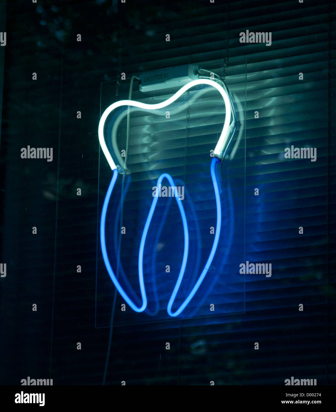 Dentists neon tooth sign Stock Photo - Alamy