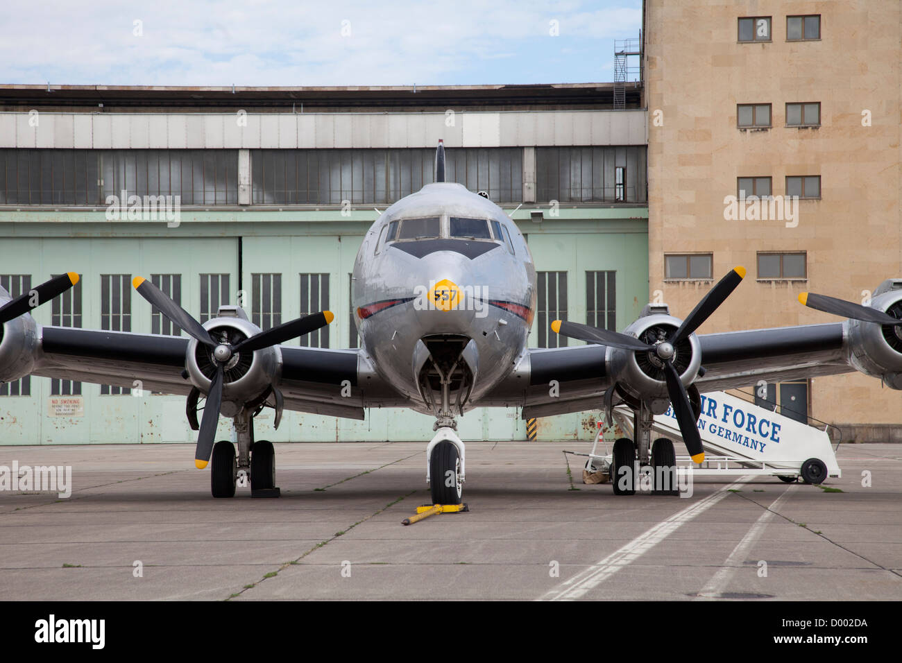 Propeller aircraft hi-res stock photography and images - Alamy