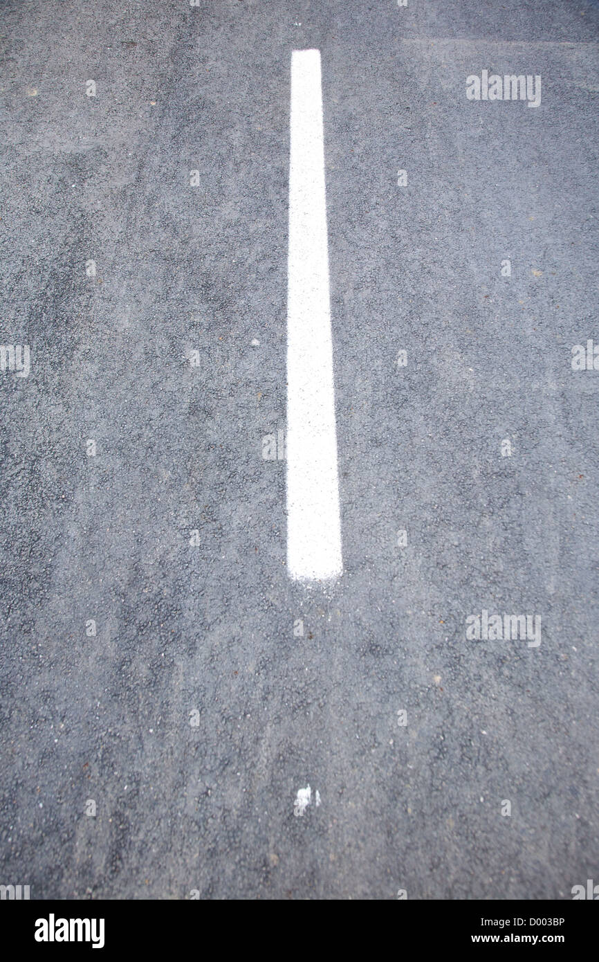 White paint painted line hi-res stock photography and images - Alamy
