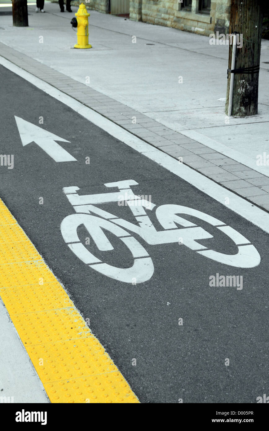 Bike lane road sign hi-res stock photography and images - Alamy