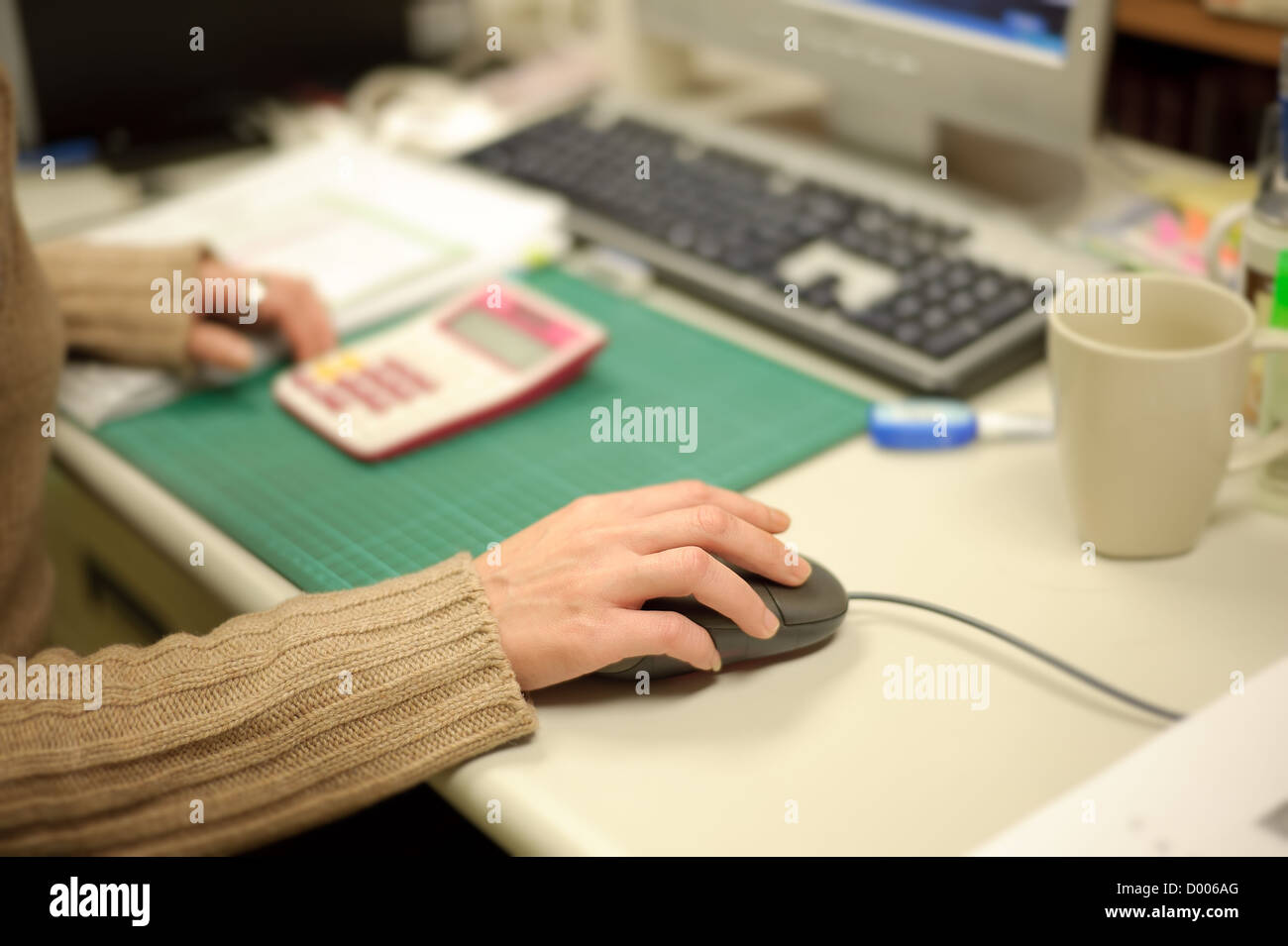 Office worker using keyboard mouse hi-res stock photography and images ...